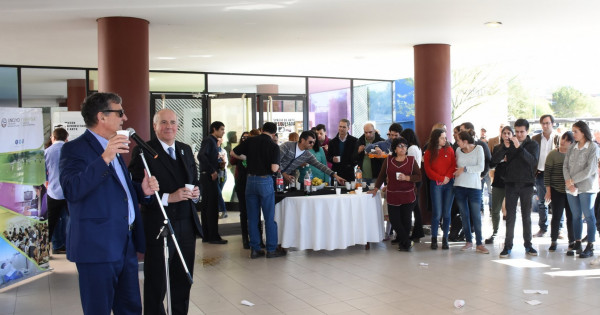 Conmemoraron un nuevo aniversario del 25 de mayo - Prensa UNCUYO Conmemoraron un nuevo aniversario del 25 de mayo - Prensa UNCUYO